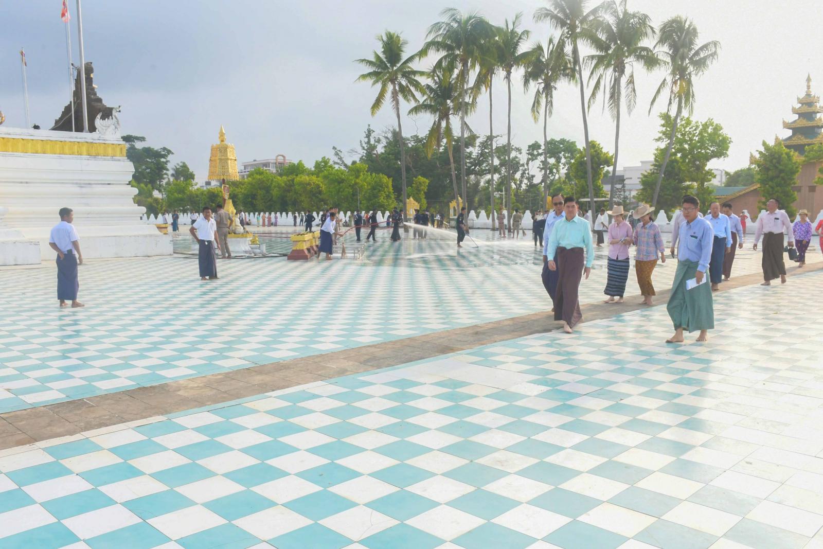 ရခိုင်ပြည်နယ်ဝန်ကြီးချုပ် ဦးထိန်လင်း စစ်တွေမြို့၊ လောကာနန္ဒာစေတီတော်မြတ်ကြီးအတွင်း သန့်ရှင